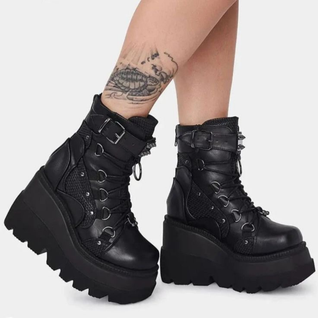 Bota Punk Queen Cano Curto – Sally Queen